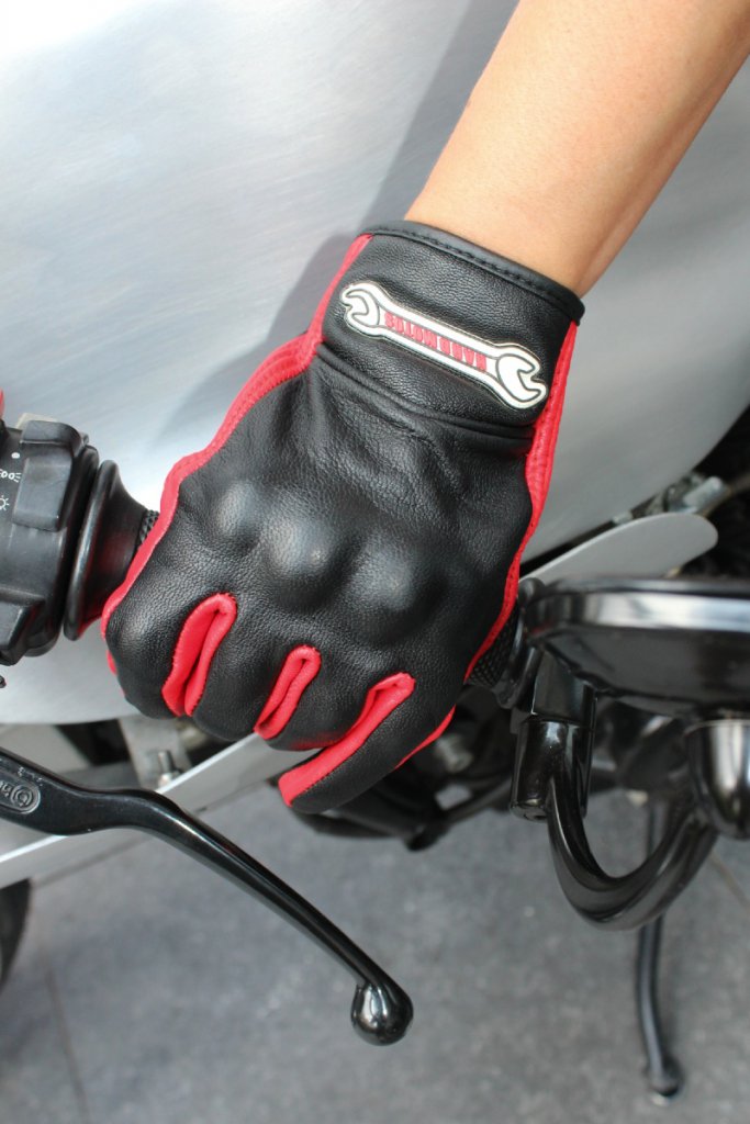 Motorcycle racing gloves - Look smart when you ride hard - Hard Motos